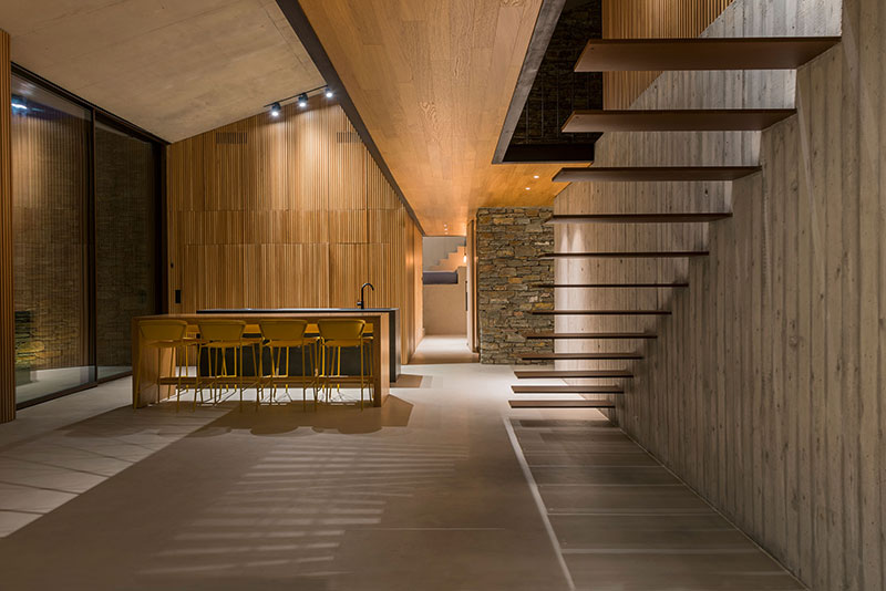 Check Out this Ambitious House Built Into a Cliffside in Greece ...