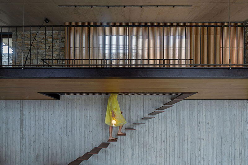 Check Out this Ambitious House Built Into a Cliffside in Greece ...