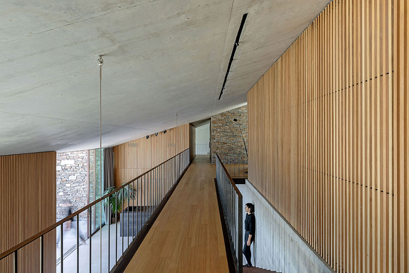 Check Out this Ambitious House Built Into a Cliffside in Greece ...
