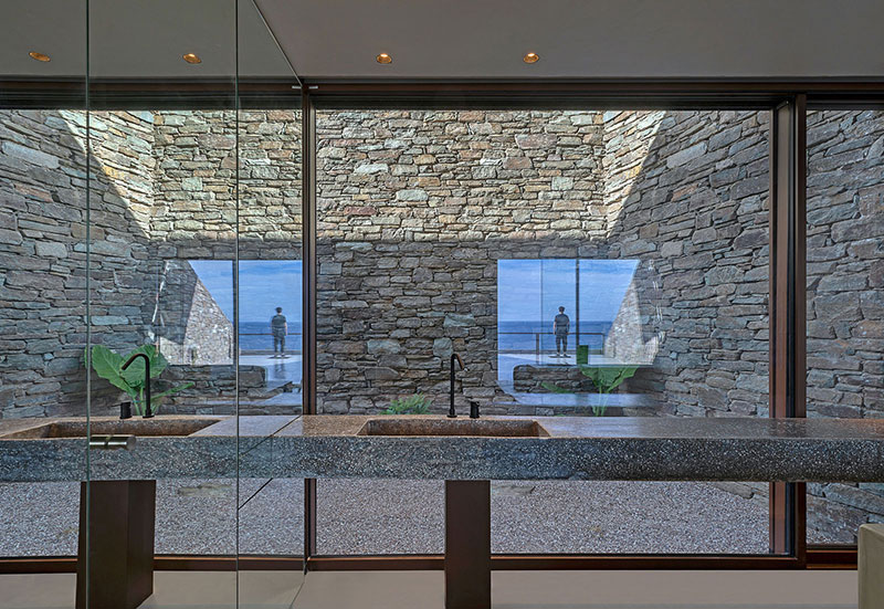 Check Out this Ambitious House Built Into a Cliffside in Greece ...
