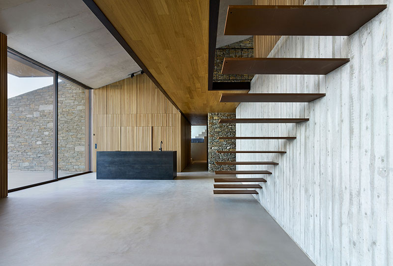 Check Out this Ambitious House Built Into a Cliffside in Greece ...