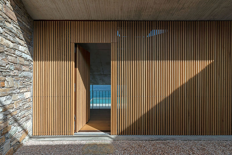 Check Out this Ambitious House Built Into a Cliffside in Greece ...