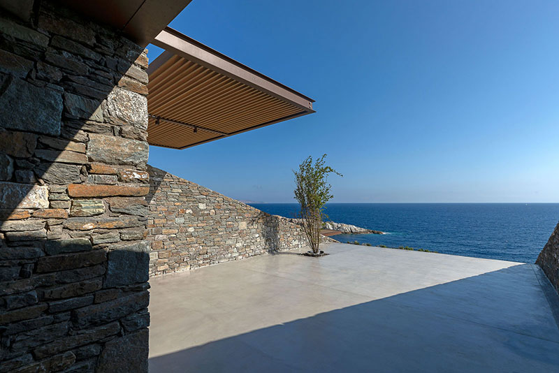Check Out this Ambitious House Built Into a Cliffside in Greece ...