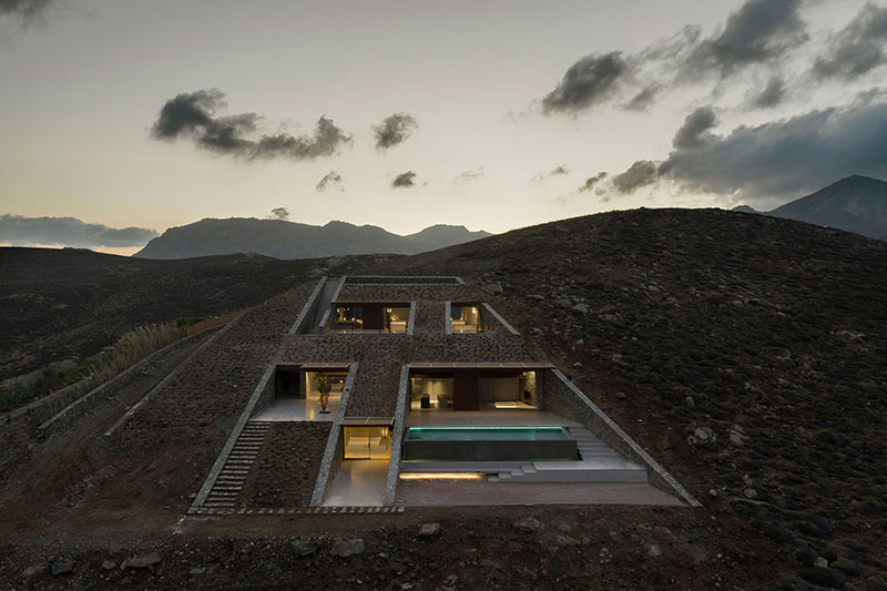 Check Out this Ambitious House Built Into a Cliffside in Greece ...