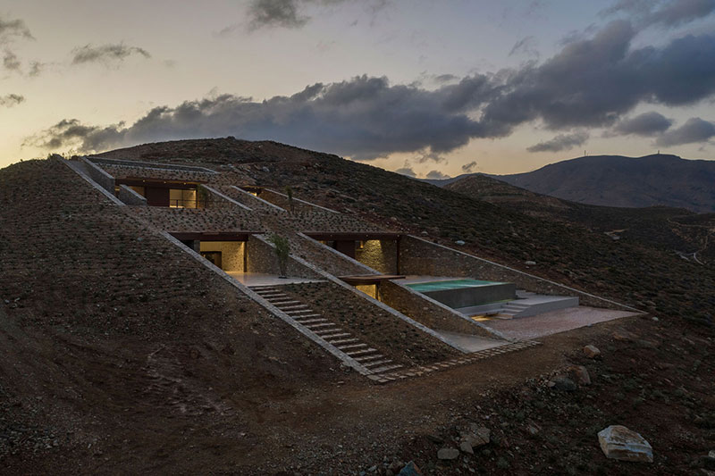 Check Out this Ambitious House Built Into a Cliffside in Greece ...