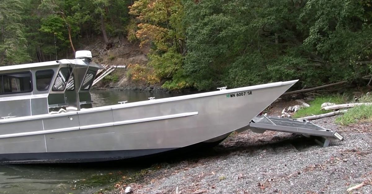 Watch a Boat With Robotic Legs Walk Itself Onto the Shore » TwistedSifter