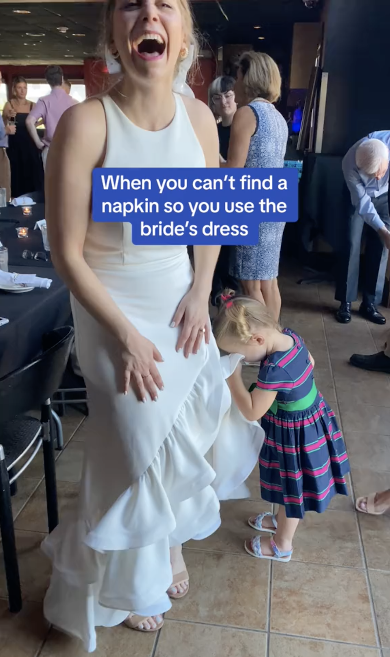 This Little Girl Blow Her Nose On The Bride's Dress, And Now People Are ...