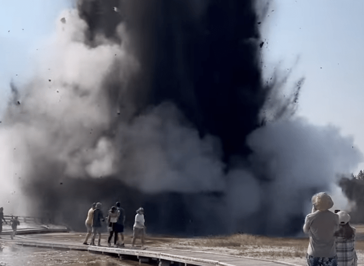 Hydrothermal Explosion At Yellowstone National Park’s Biscuit Basin ...