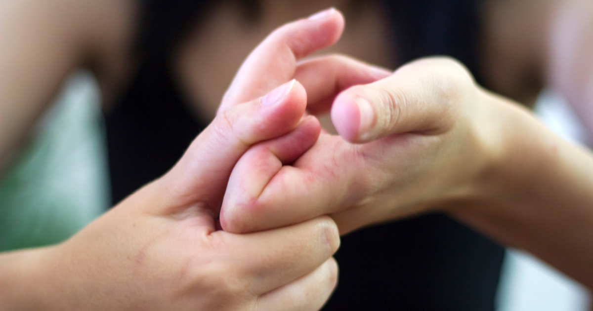 Here’s What Makes Your Knuckles “Crack” When You Flex Them » TwistedSifter