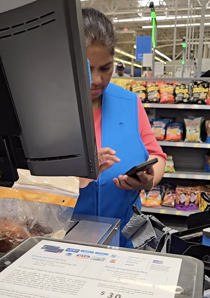 Walmart Shopper Got Annoyed When A Cashier Ignored Her And Stared At ...
