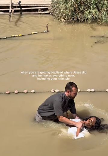 Grateful Church Goer Is Going Viral Because Her Wig Came Off While She ...