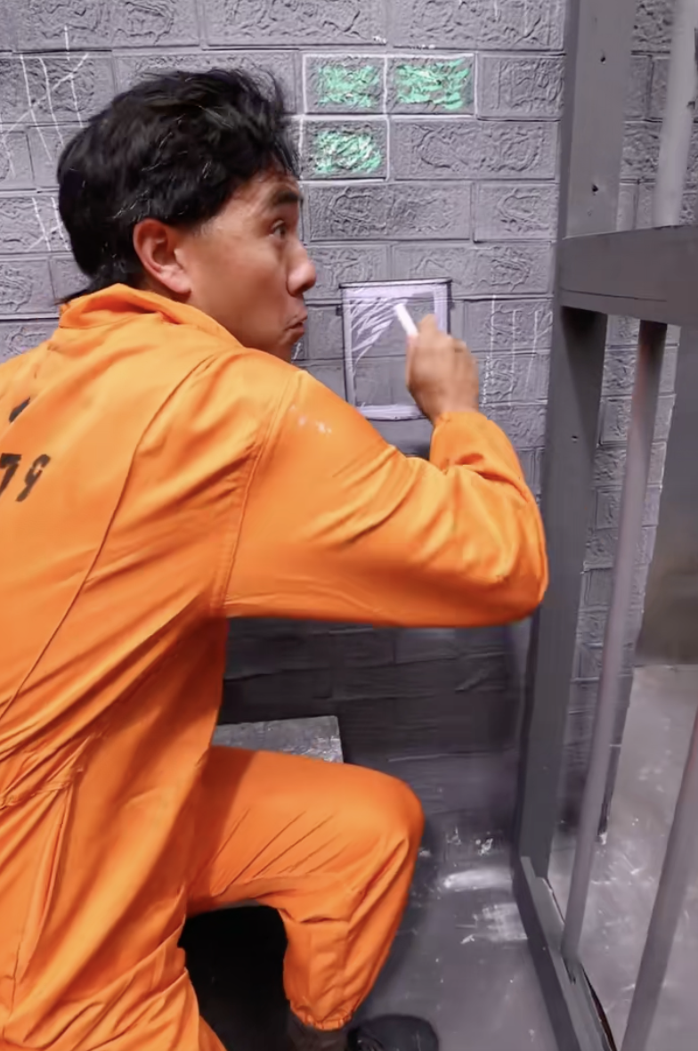 Magician Threw A Bucket Of Black Paint On A Prison Wall To Stage An ...
